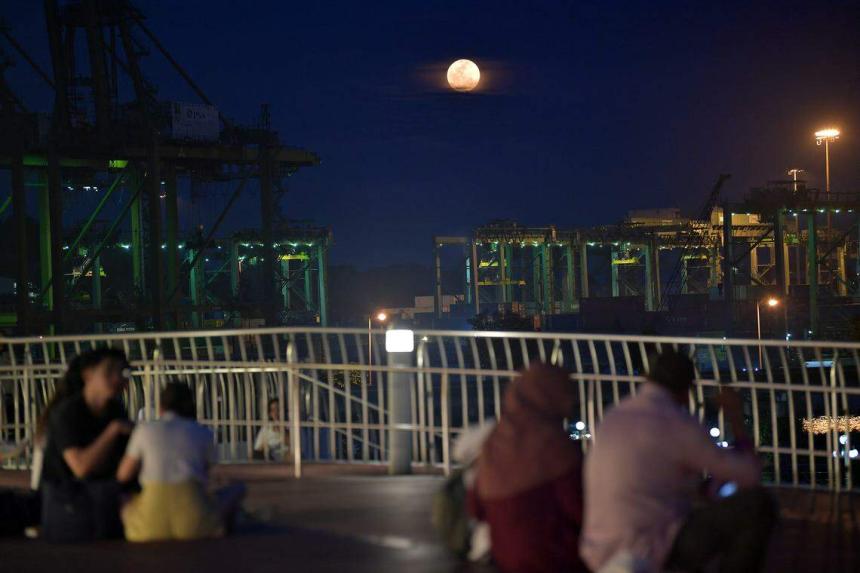 Singaporeans delighted to see supermoon on cloudy night | The Straits Times
