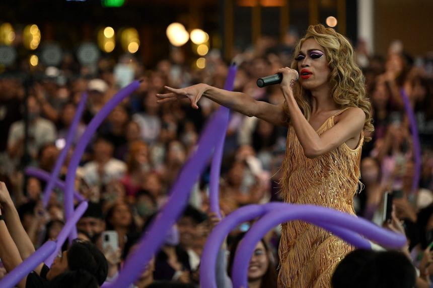 Philippine Swifties flock to Taylor Sheesh show | The Straits Times