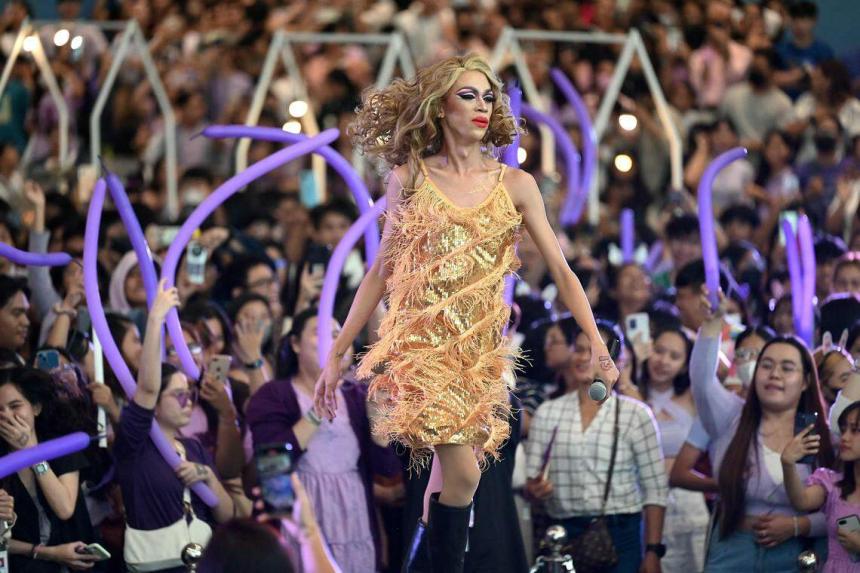 Philippine Swifties flock to Taylor Sheesh show | The Straits Times
