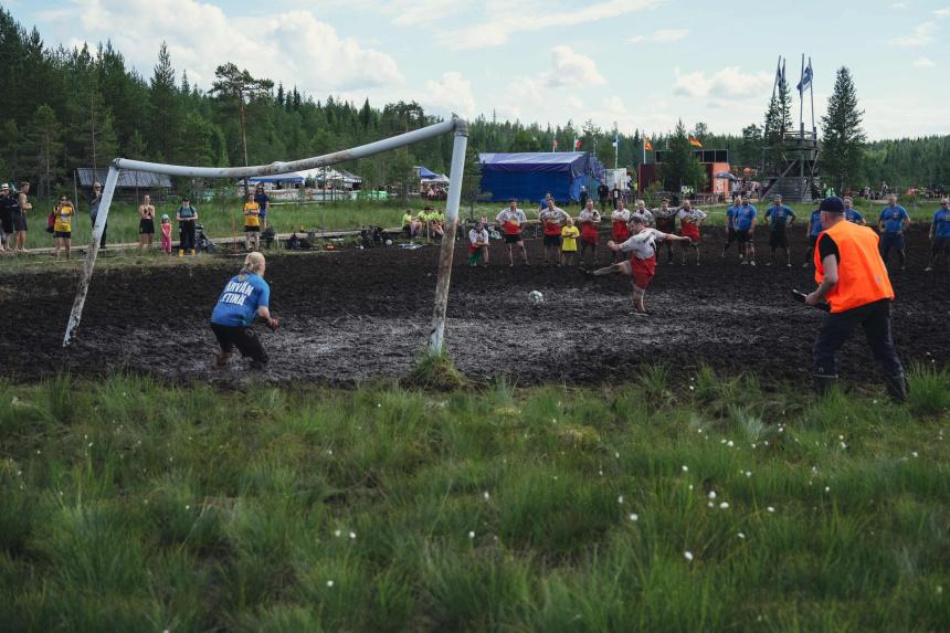 Swamp football world cup sees teams clash in knee-deep bog | The ...