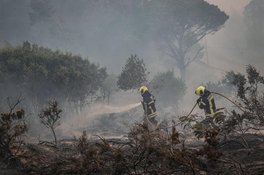 Hundreds of firefighters scramble to put out Portugal wildfire | The ...