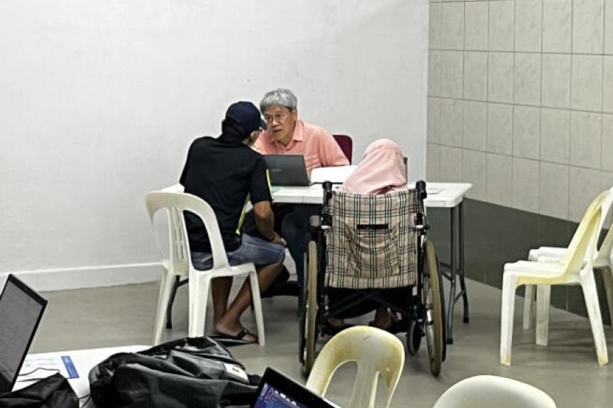 Former WP MP Png Eng Huat meets residents on behalf of hospitalised ...