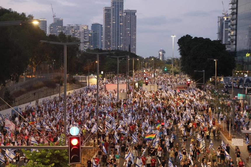 Israeli protesters keep pressure on Netanyahu after judicial turmoil ...