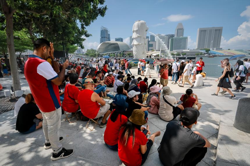 Sea of red fills up Merlion Park, Marina Barrage to catch a glimpse of ...