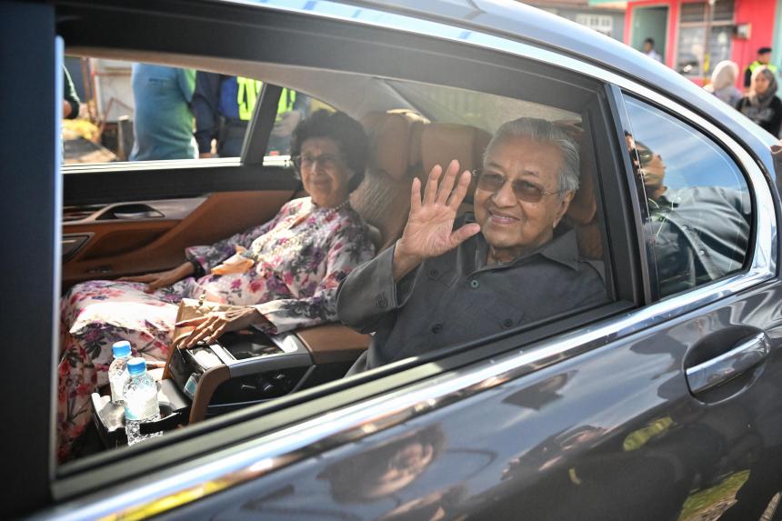 ‘I am all right now,’ says Mahathir of his health as he votes in Kedah ...