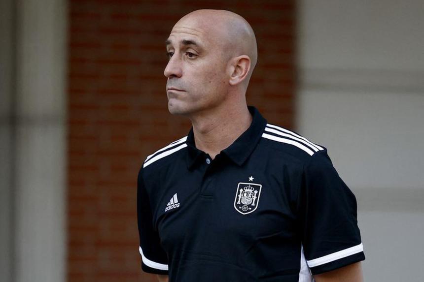Spanish football chief Luis Rubiales refuses to resign after player ...