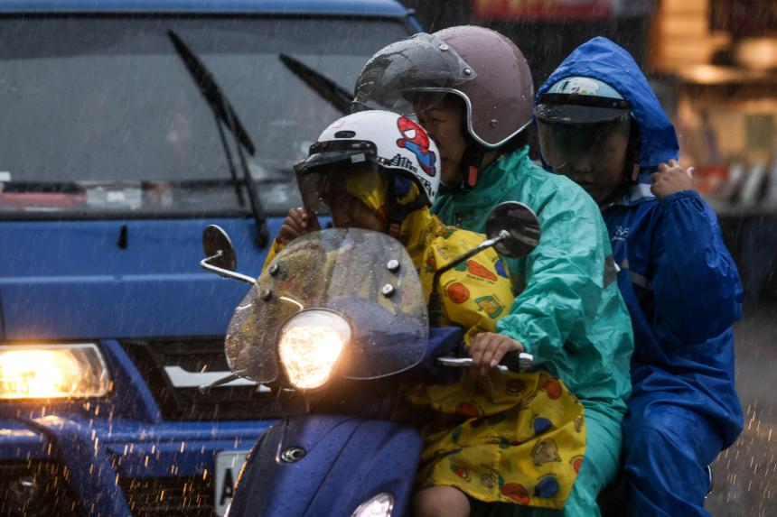 Typhoon Haikui sweeps across Taiwan before weakening into severe storm ...