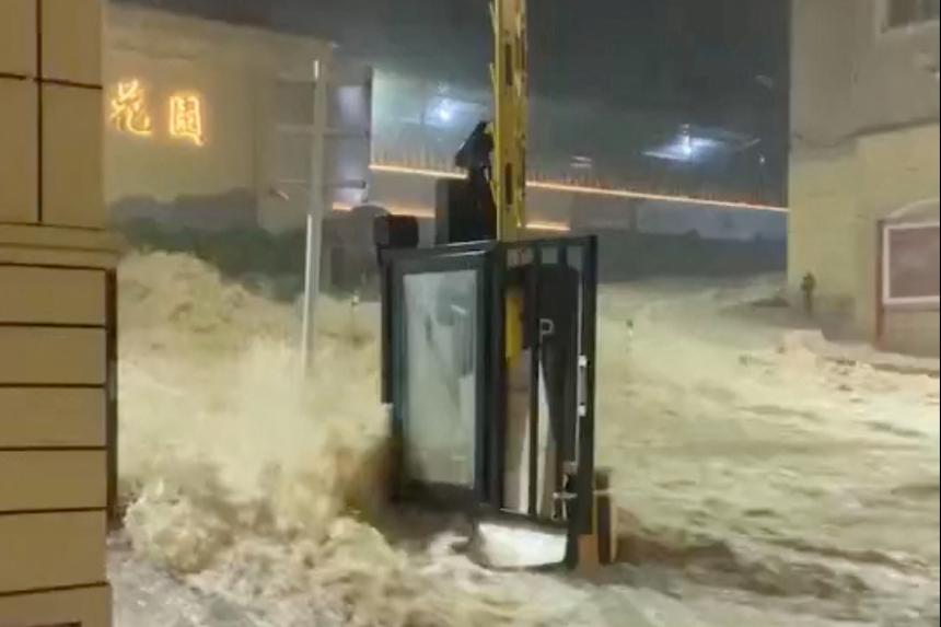 Storms from Typhoon Haikui lash China’s Fujian province | The Straits Times