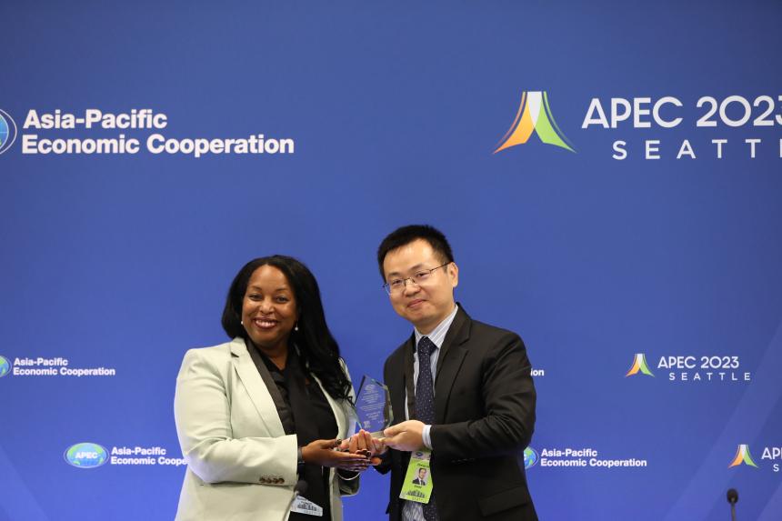 NTU professor first Singapore winner of Apec science prize | The ...