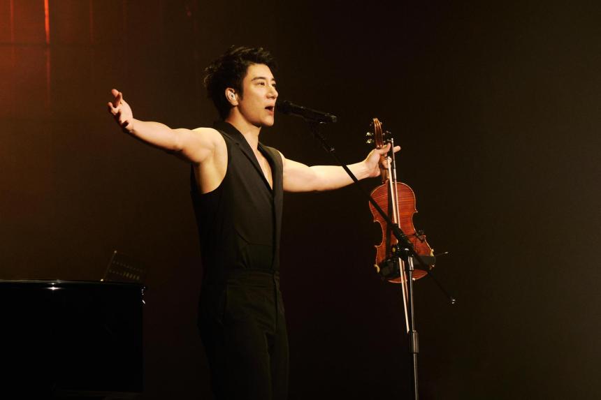 Singer Wang Leehom kneels and thanks his fans at Taipei concert | The ...