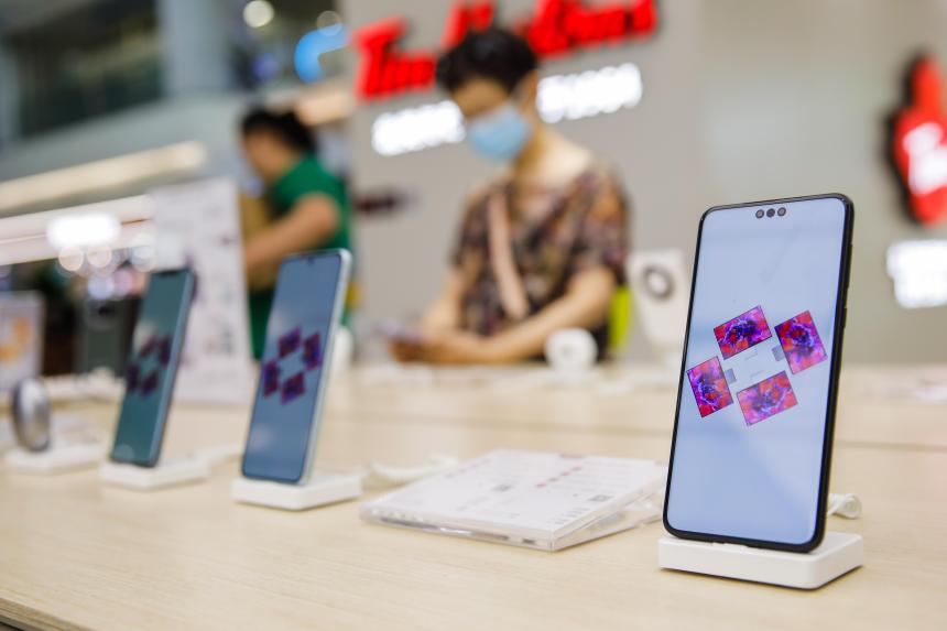 Apple v Huawei: A new smartphone battle divides China | The Straits Times