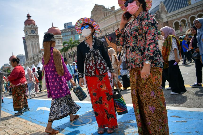 Humble sarong unites Malaysians | The Straits Times