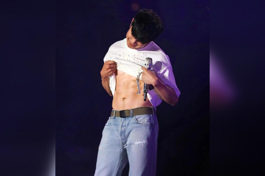 Singer JJ Lin flashes abs at Beijing concert | The Straits Times