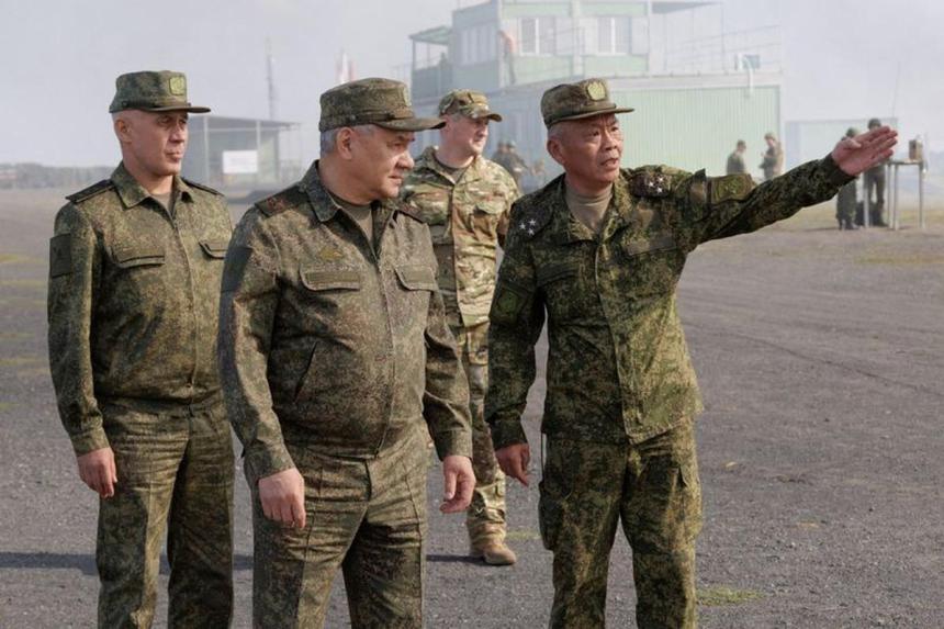 Russia's Shoigu, Gerasimov meet commanders of troops fighting in ...