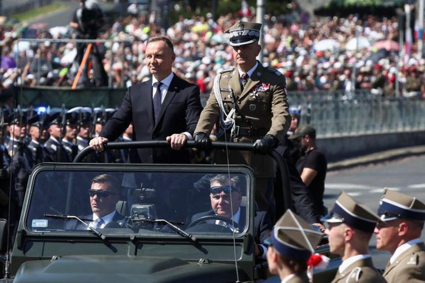 Two top Polish army commanders quit 5 days ahead of election | The ...