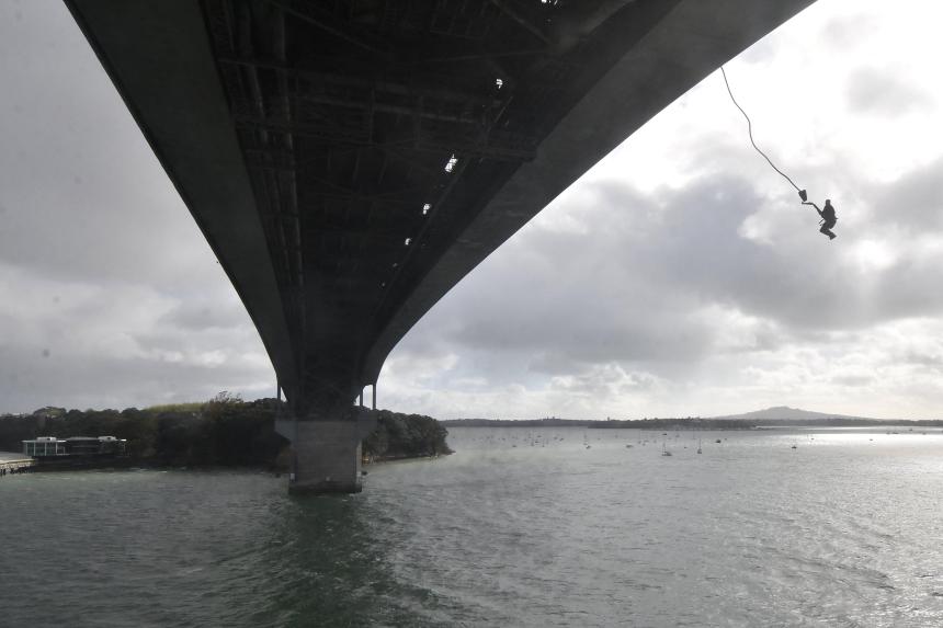 New Zealander breaks record with 941 bungee jumps in one day | The ...