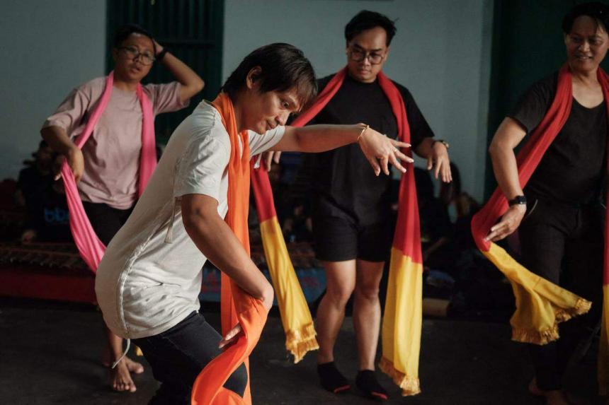 Indonesian dancers keep the beat for ancient drag tradition | The ...