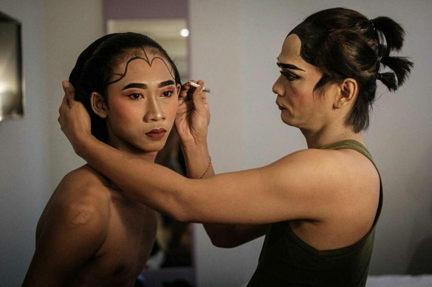 Indonesian dancers keep the beat for ancient drag tradition | The ...