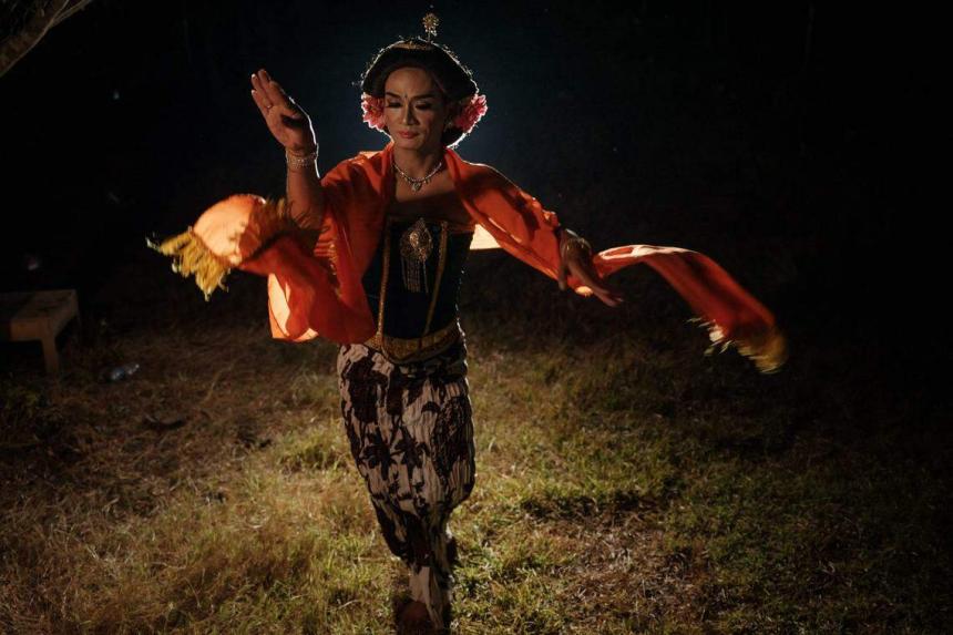 Indonesian dancers keep the beat for ancient drag tradition | The ...