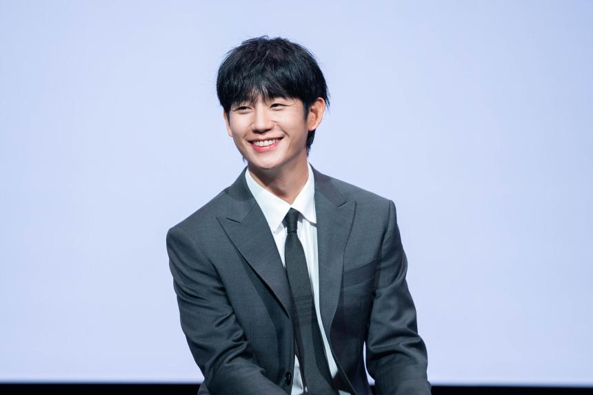 K-drama star Jung Hae-in snaps wefies with fans at first fan meeting in ...