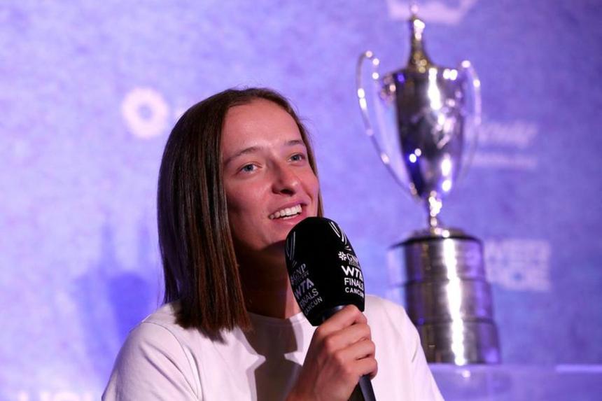 Swiatek avoids rankings distraction and focuses on the right stuff ...