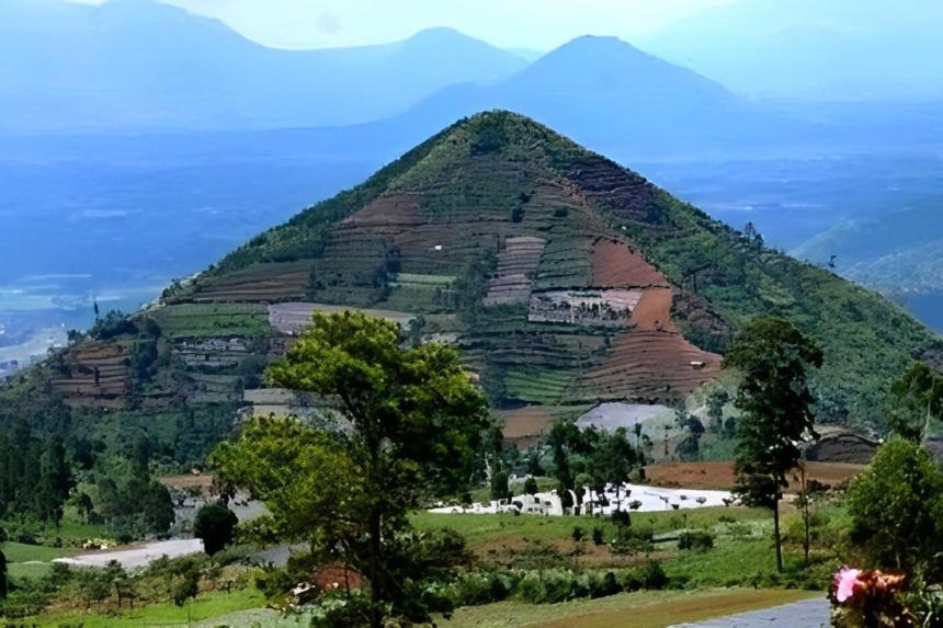 Indonesia’s Gunung Padang could be the world’s oldest pyramid: Study ...