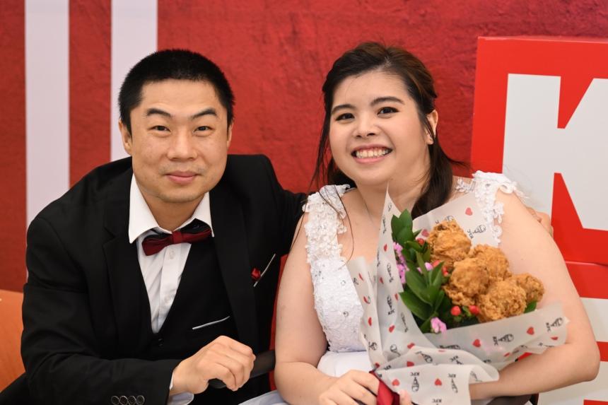 From bouquet to buffet: Couple serve up KFC-themed wedding | The ...