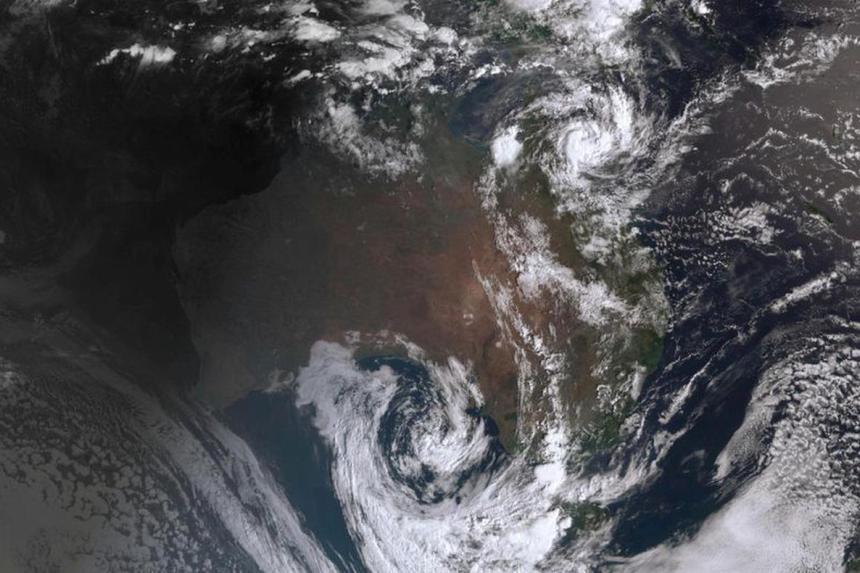 Australian resort towns along Great Barrier Reef brace for cyclone ...