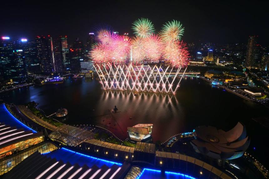 Rain did not stop crowds from ushering in the new year at Marina Bay ...