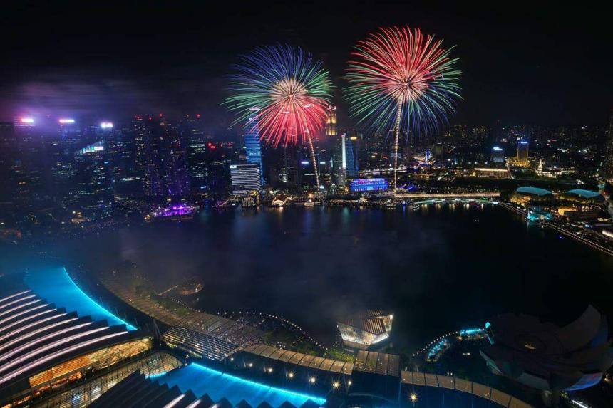Rain did not stop crowds from ushering in the new year at Marina Bay ...