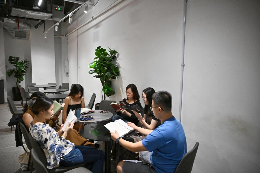 ‘Introvert happy hour’: Silent book clubs a novel respite for shy ...