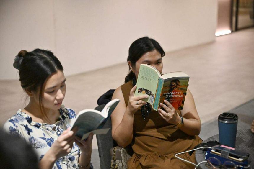 ‘Introvert happy hour’: Silent book clubs a novel respite for shy ...