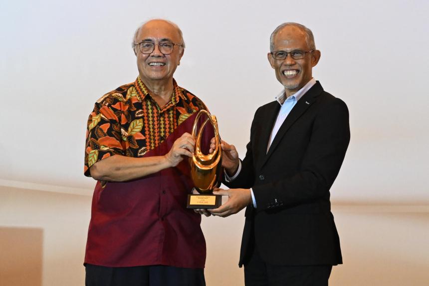 Social service pioneer S. Vasoo receives lifetime volunteer award for ...