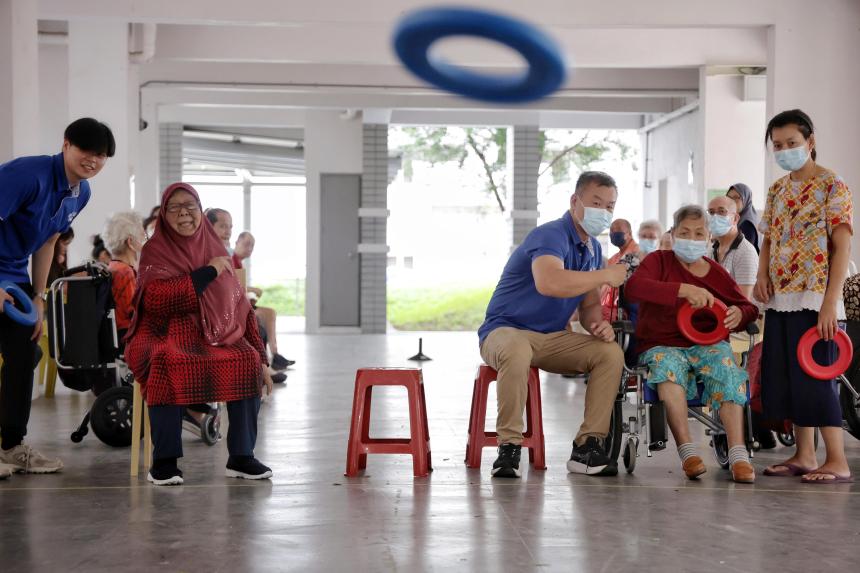 Playing badminton with balloons and wheelchair floorball: Adaptive ...