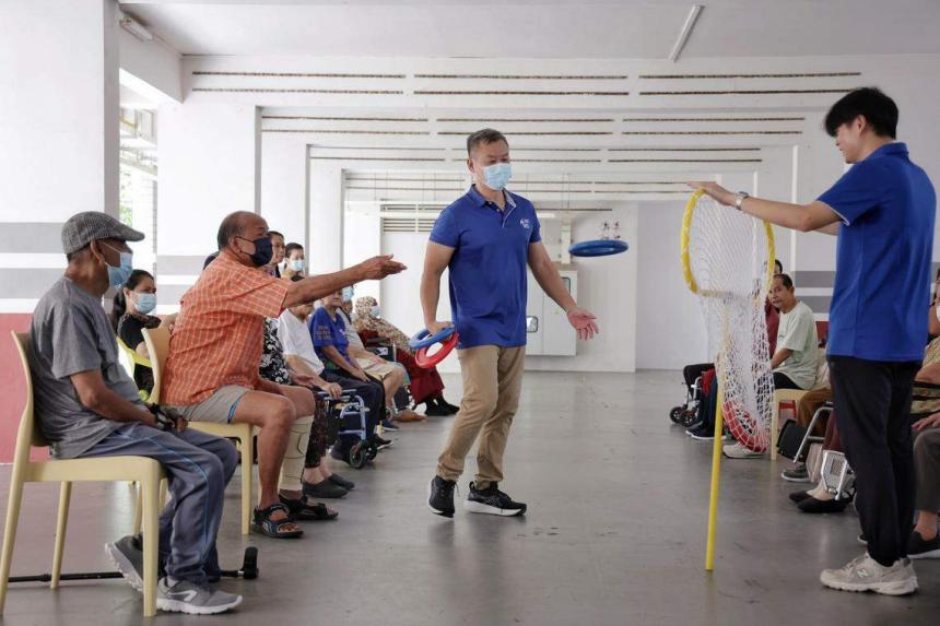 Playing badminton with balloons and wheelchair floorball: Adaptive ...