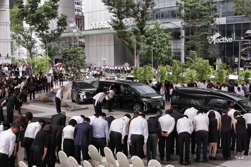 More than 500 employees bid farewell to former UOB chairman Wee Cho Yaw ...