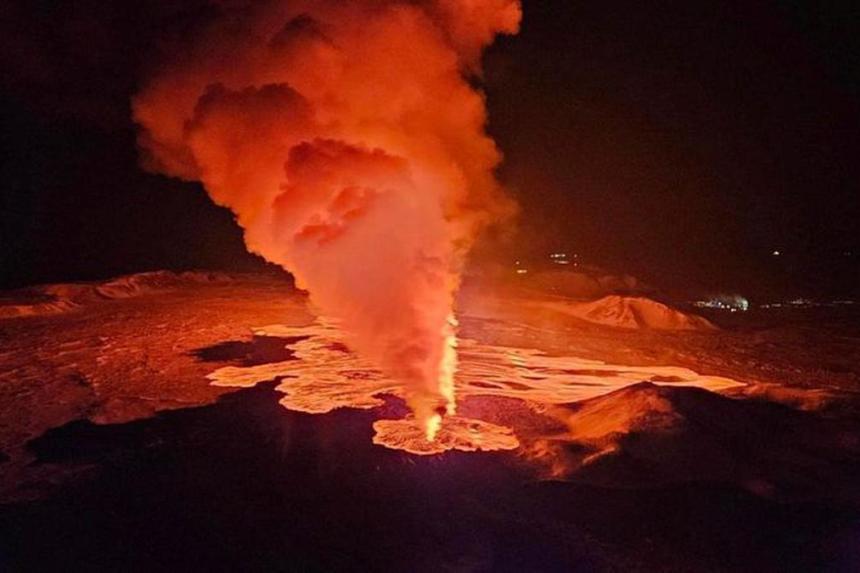 Iceland volcano erupts again, molten rocks spew from fissures | The ...