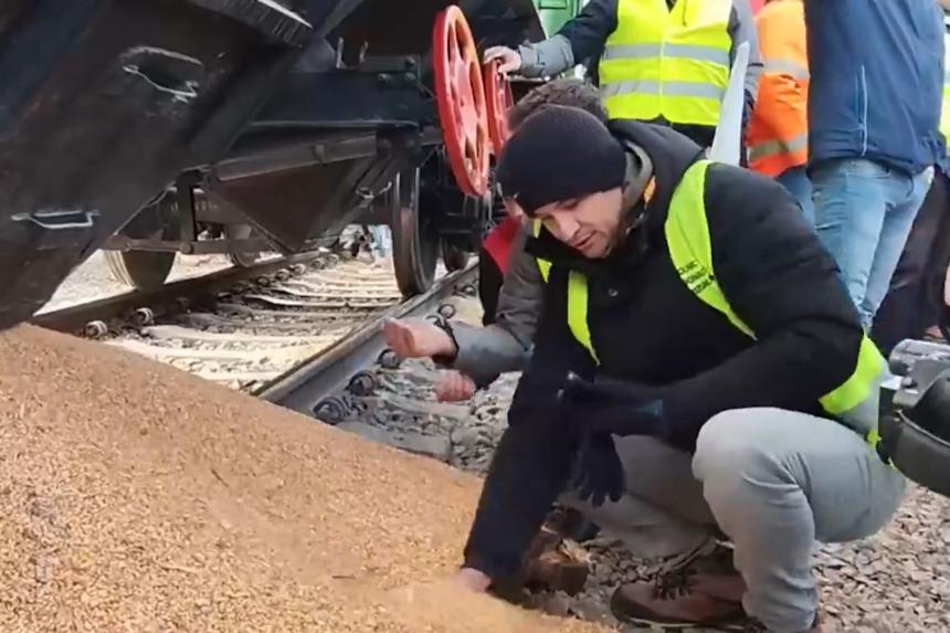 Polish farmers anger Ukraine with border blockade, grain spillage | The ...