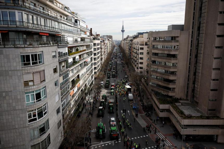 Protesting Spanish farmers drive hundreds of tractors to Madrid | The ...