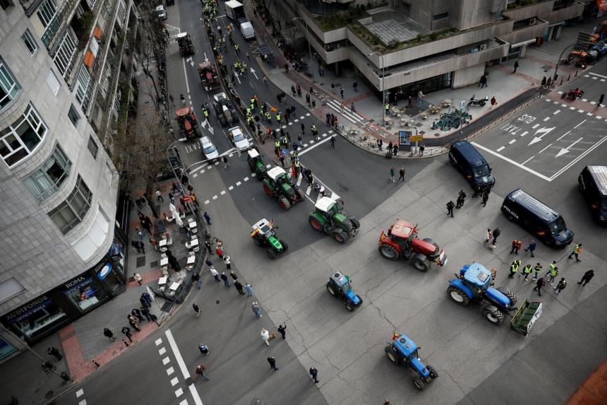 Protesting Spanish farmers drive hundreds of tractors to Madrid | The ...