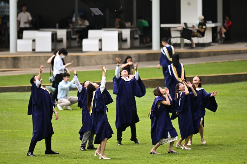 Fresh university grads get higher salaries, though fewer find full- or ...