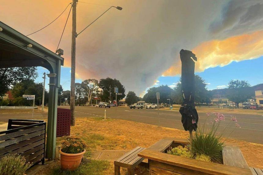 More Australian towns threatened by massive bush fire | The Straits Times