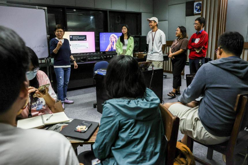 Taylor Swift mania hits Philippine classrooms | The Straits Times
