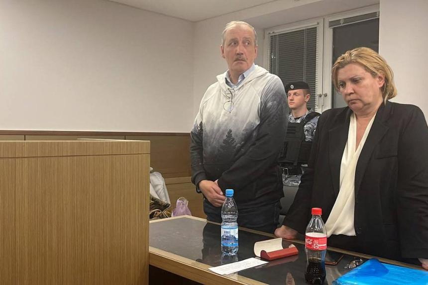 Russia fines newspaper editor for 'discrediting the army' | The Straits ...