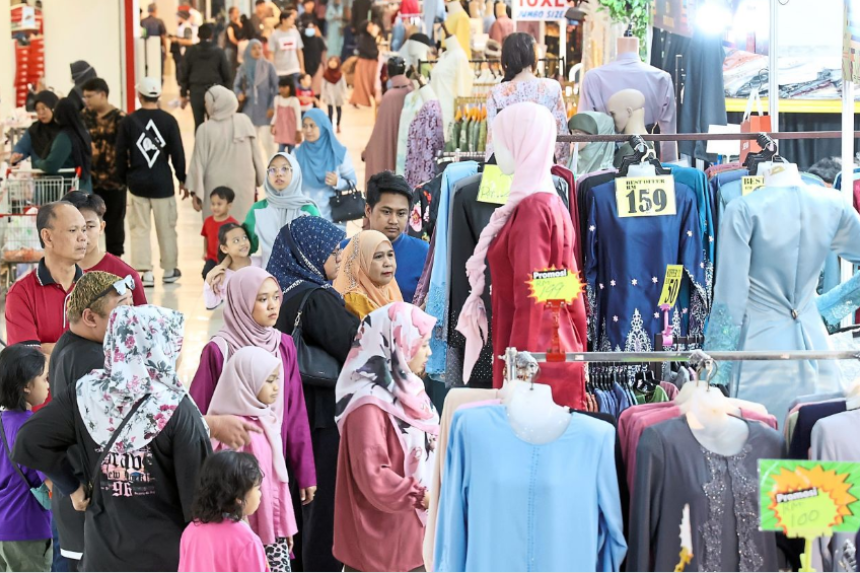 Johor traders selling Hari Raya attire at knockdown prices | The ...