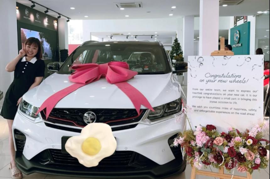 Johor jewellery store rewards long-serving employee with car | The Straits Times