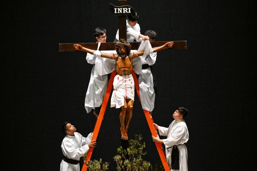 In Pictures: Commemorating the crucifixion and death of Jesus Christ ...
