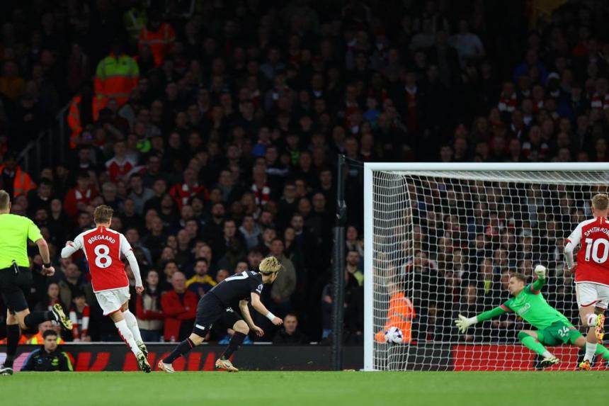 Arsenal reclaim top spot with comfortable win over Luton | The Straits ...