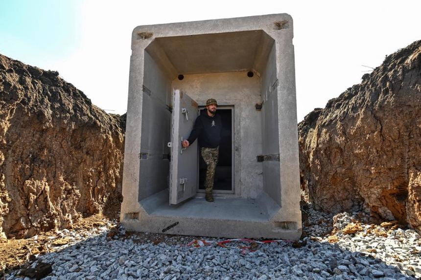 Ukrainian soldiers, engineers toil round the clock to build defences ...