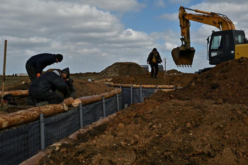 Ukrainian soldiers, engineers toil round the clock to build defences ...